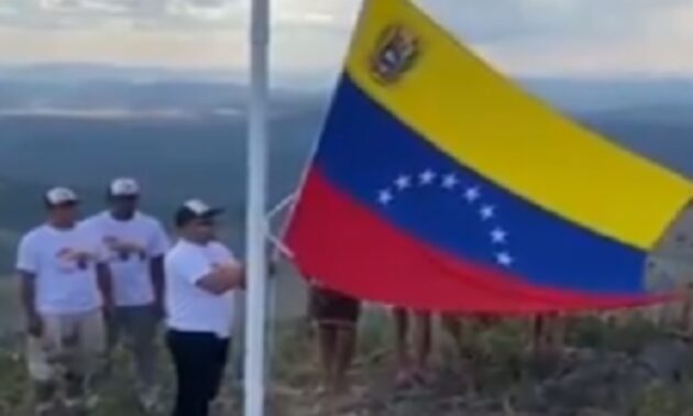 Indígenas venezolanos bajan bandera de Guyana e izan el tricolor ...