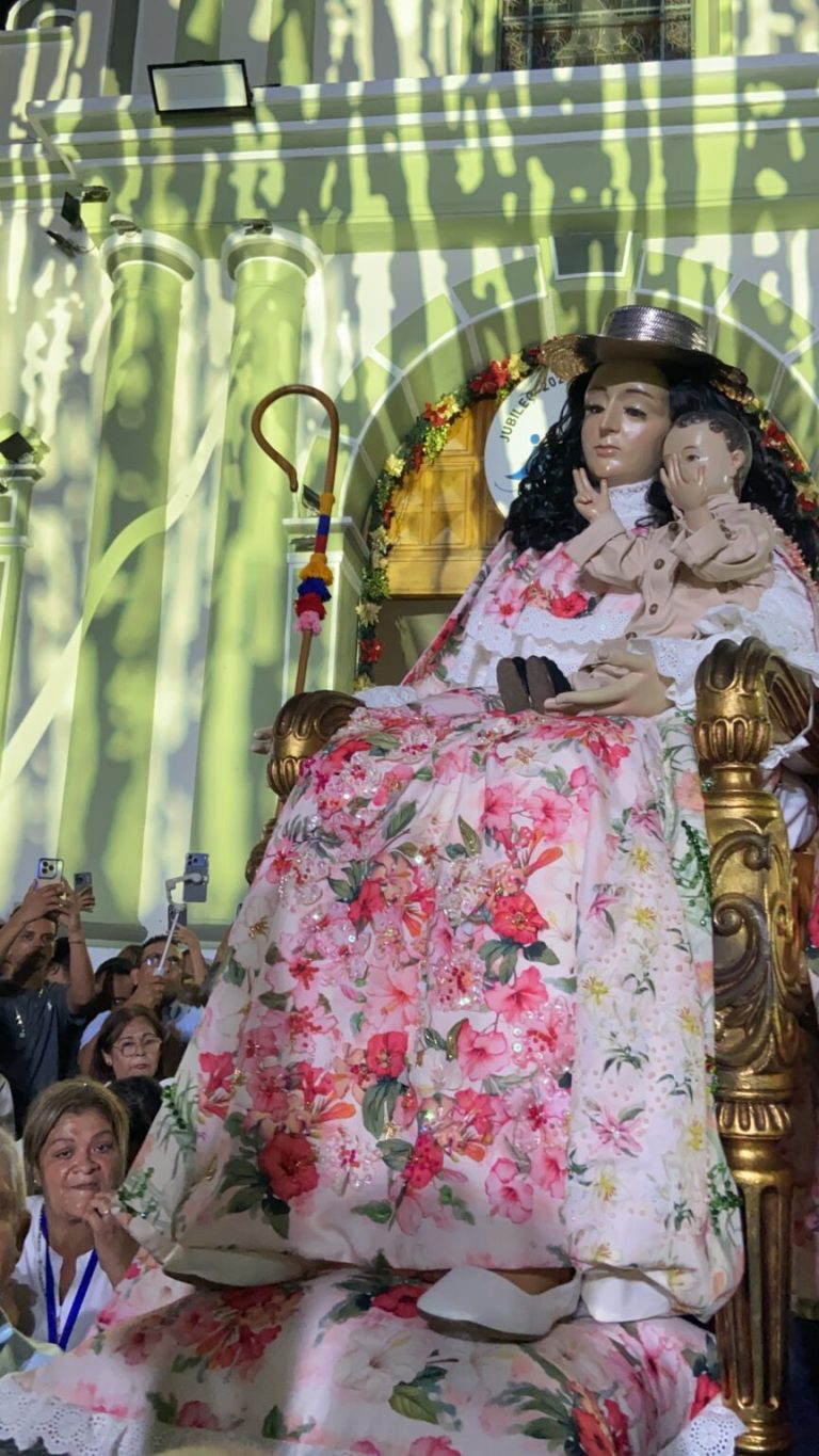 La Divina Pastora descendió de su nicho en una emotiva bajada solemne