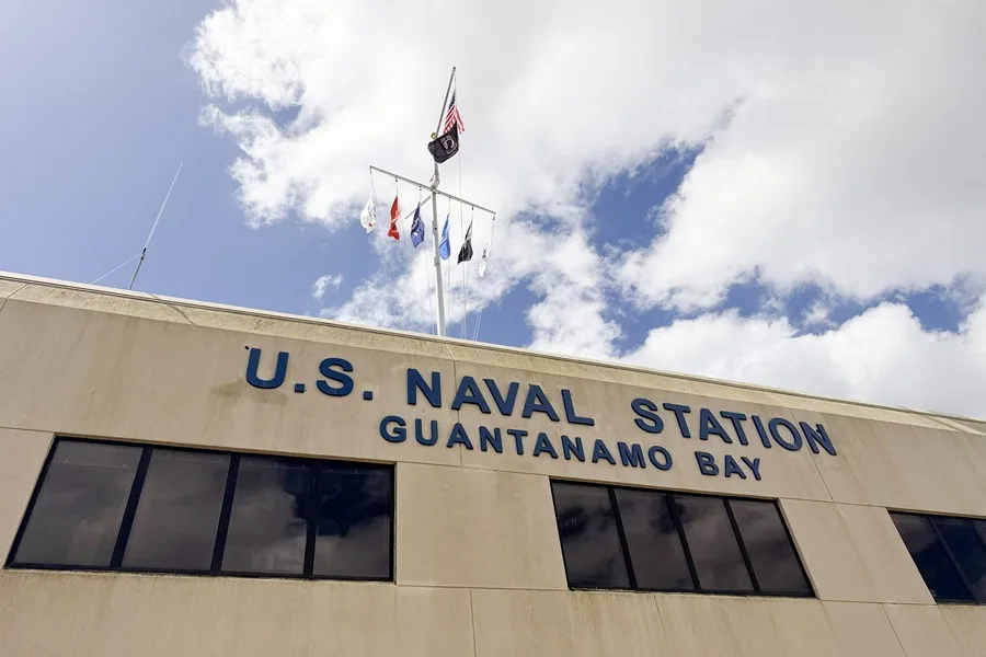 La base de EE.UU. en Guantánamo, un punto de luz en una isla a oscuras ...
